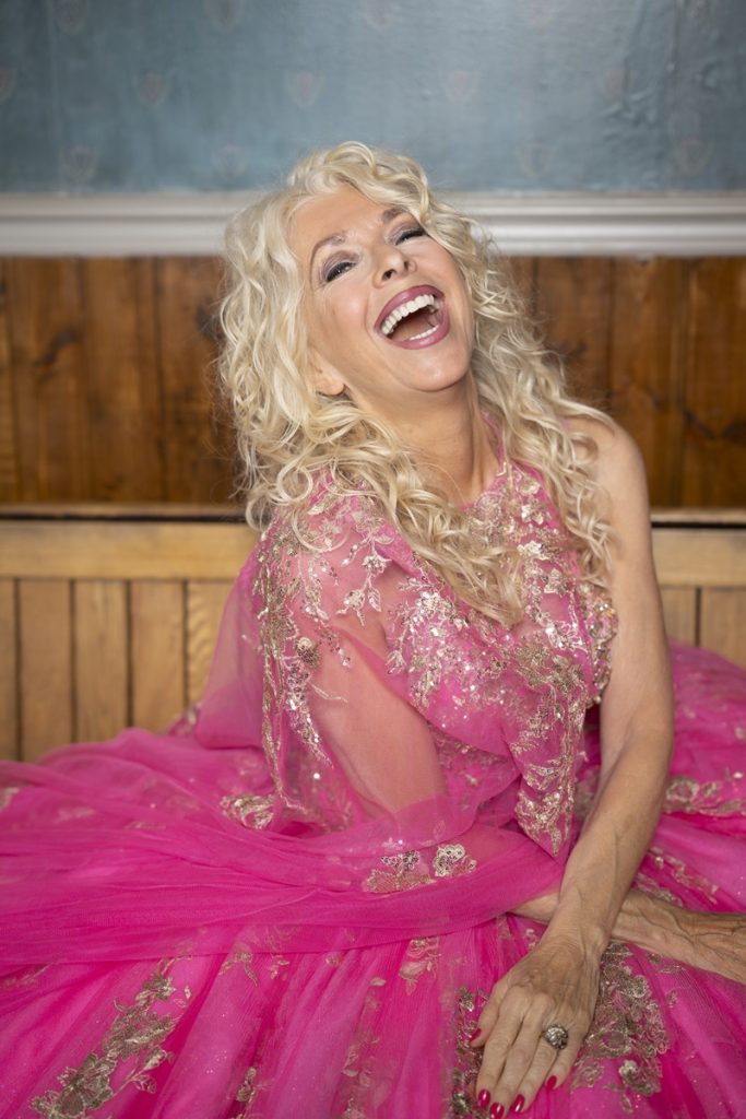 Joe Bocan ose le rose… et c'est magnifique! (EN PHOTOS]